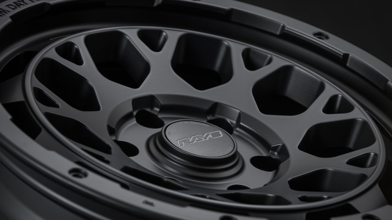 「RAYS」マットカラーが異彩を放つM9の造形を際立たせる「TEAM DAYTONA M9 BLACK EDITION」｜LETS GO 4WD WEB