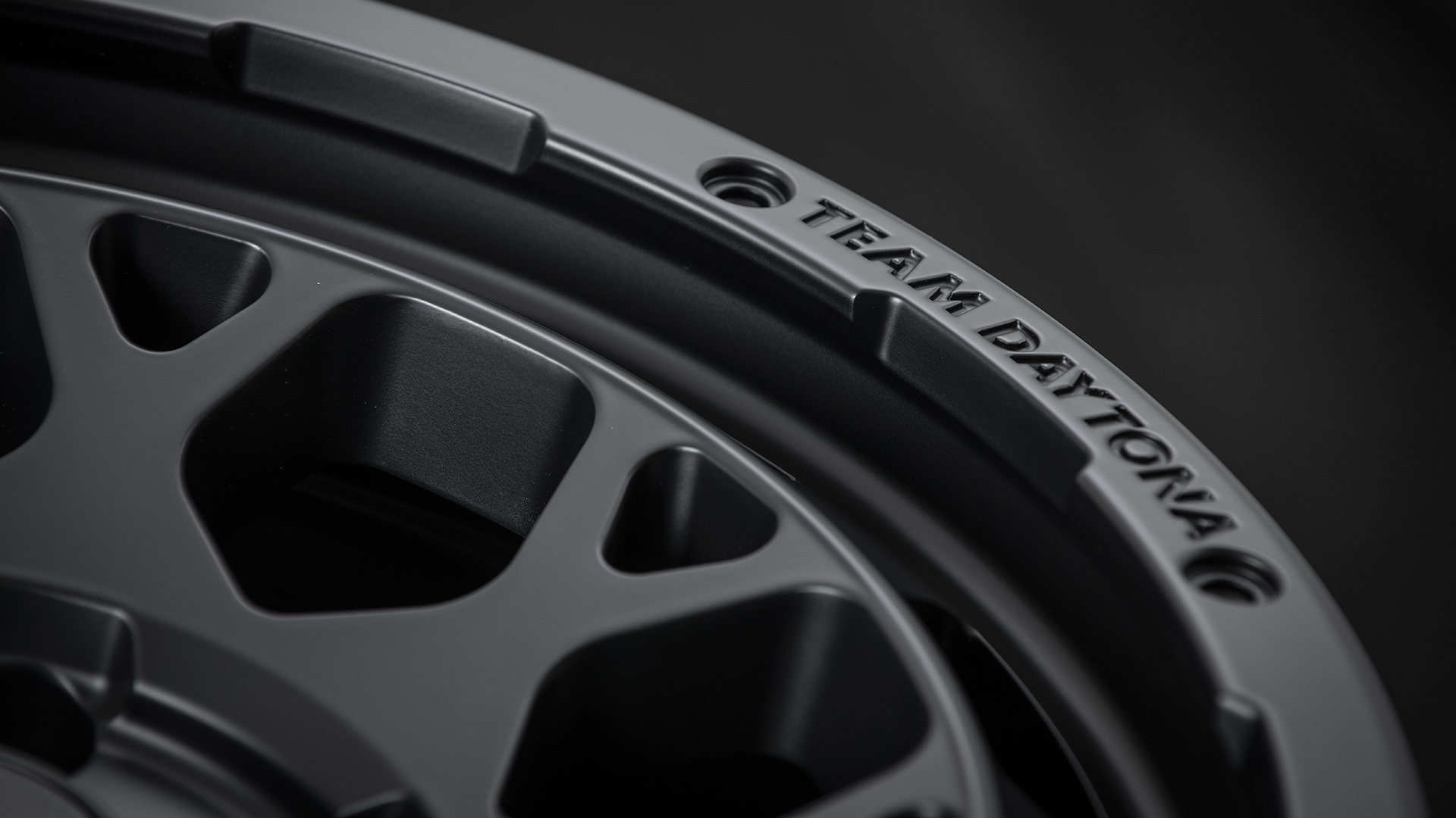 「RAYS」マットカラーが異彩を放つM9の造形を際立たせる「TEAM DAYTONA M9 BLACK EDITION」｜LETS GO 4WD WEB