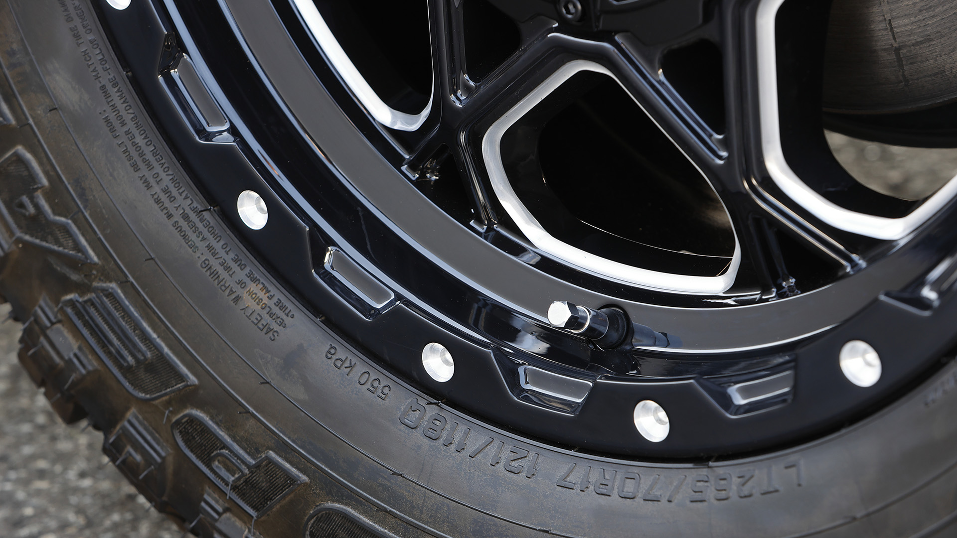 「MLJ」力強さと優雅さが融合した立体美に惹かれる「XTREME-J XJ06」｜LETS GO 4WD WEB