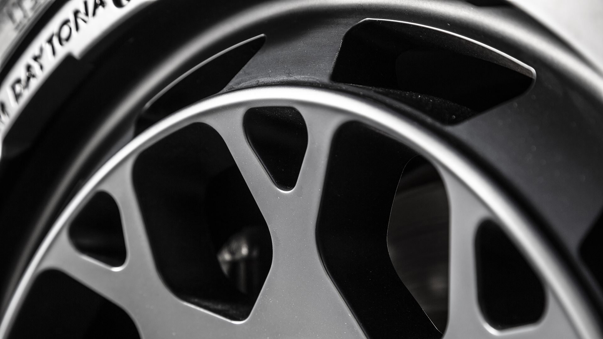 【RAYS】荒々しいブロックのオフロードタイヤや、ホワイトレタータイヤとのコンビネーションは抜群「TEAM DAYTONA M9 BLACK EDITION」｜LETS GO 4WD WEB