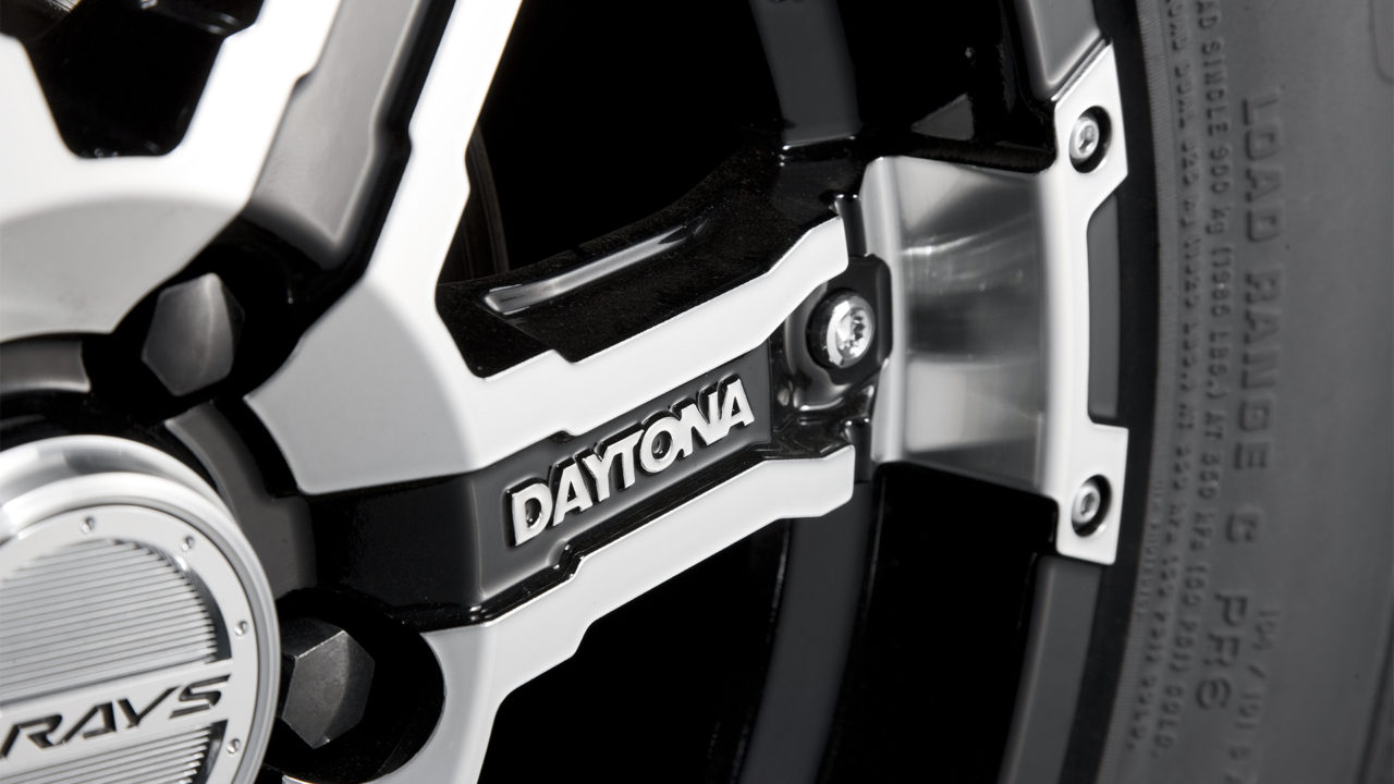 【RAYS】車種をデリカD:5に限定したからこそ可能なディープリムシルエット「TEAM DAYTONA FDX-D」｜LETS GO 4WD WEB
