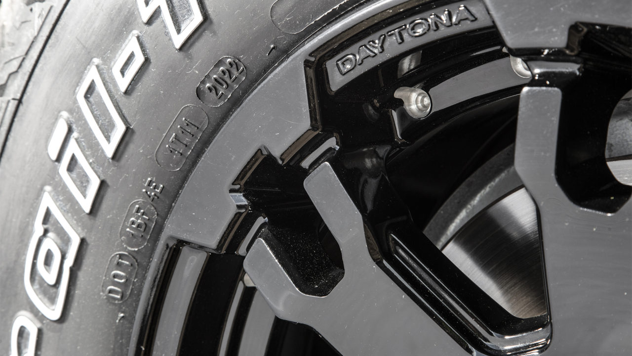 【RAYS】デリカD:5専用品の原点的な存在「TEAM DAYTONA FDX-F7」｜LETS GO 4WD WEB