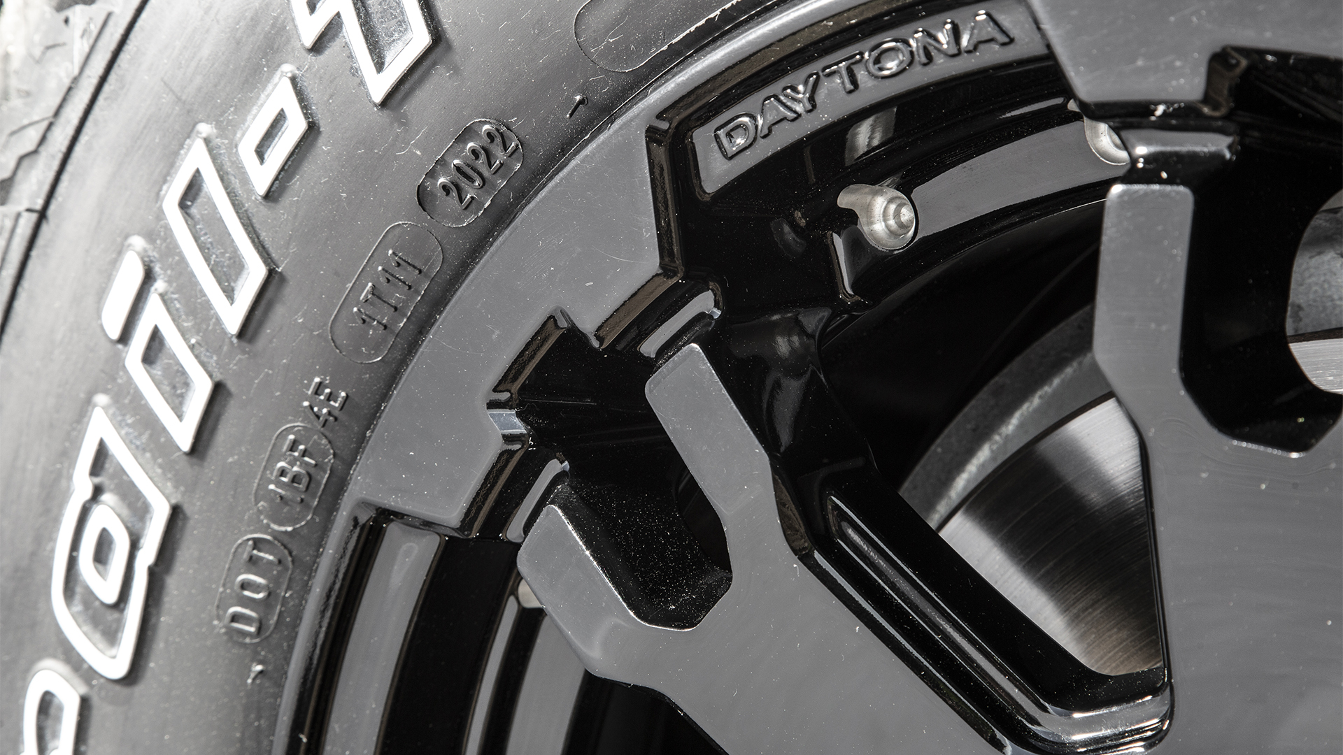 【RAYS】デリカD:5専用品の原点的な存在「TEAM DAYTONA FDX-F7」｜LETS GO 4WD WEB