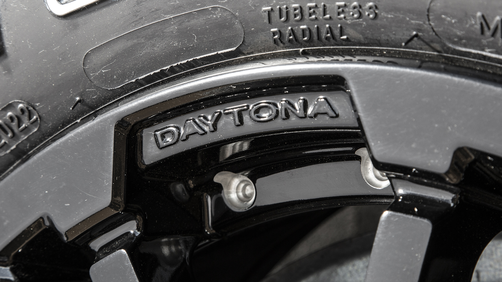 【RAYS】デリカD:5専用品の原点的な存在「TEAM DAYTONA FDX-F7」｜LETS GO 4WD WEB