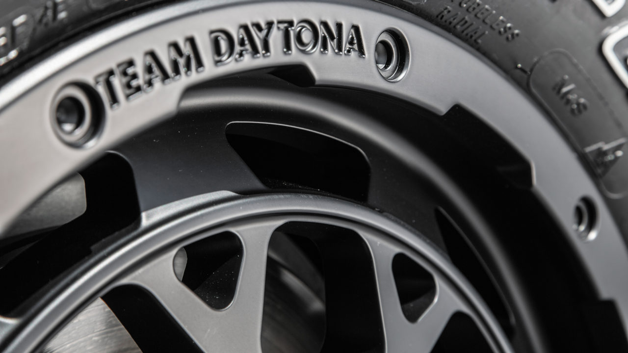 【RAYS】アルミ鍛造プレスの専用センターキャップもブラック化！チームデイトナの名作〝M9〟を極める半艶黒カラー仕様「M9 BLACK EDITION」｜LETS GO 4WD WEB