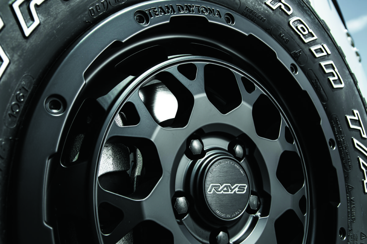 【RAYS】アルミ鍛造プレスの専用センターキャップもブラック化！チームデイトナの名作〝M9〟を極める半艶黒カラー仕様「M9 BLACK EDITION」｜LETS GO 4WD WEB