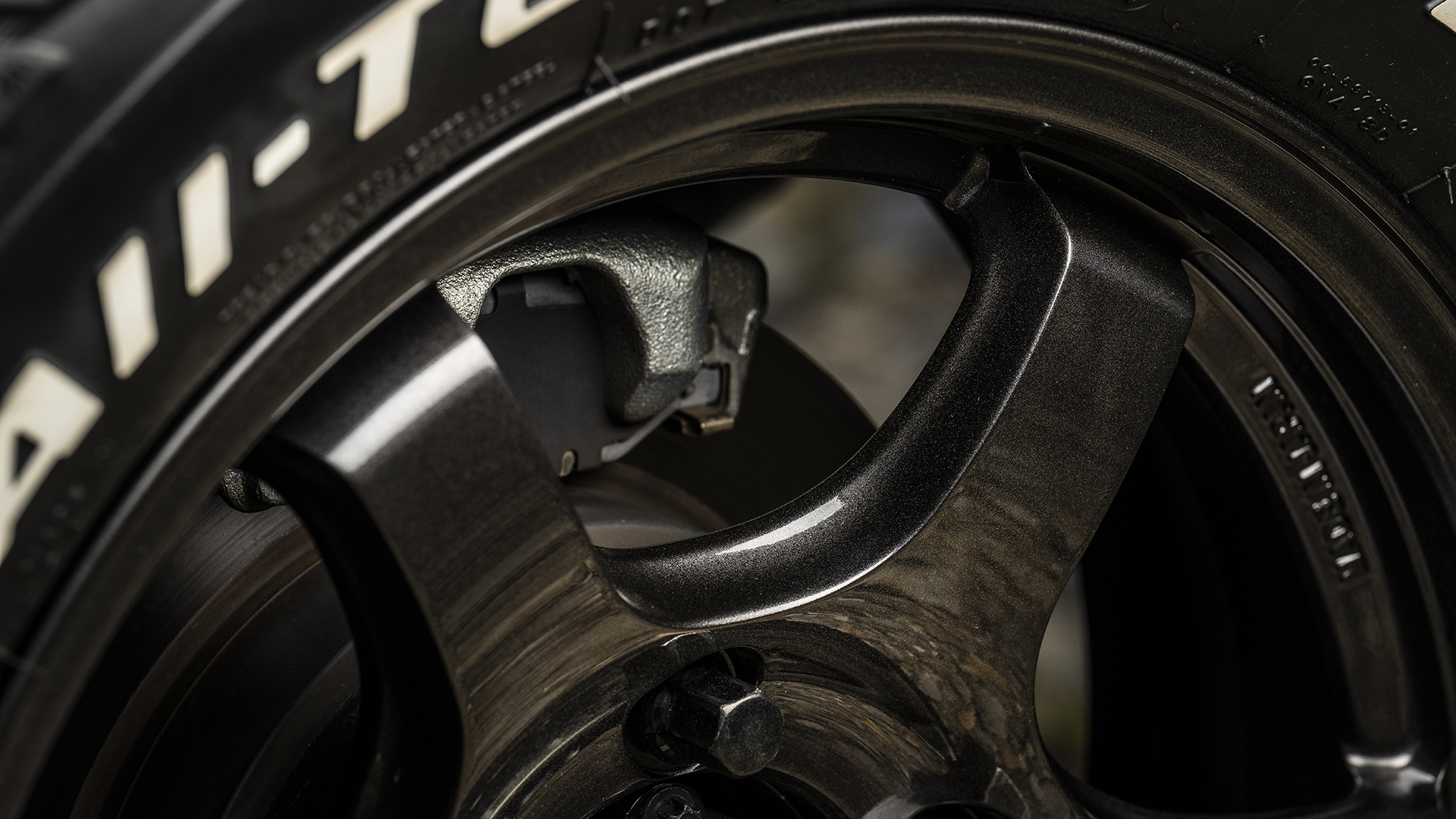 【RAYS】スポーツ仕様のパフォーマンスを極める6本フォルムと新カラー「gram LIGHTS 57DR-X」｜LETS GO 4WD WEB