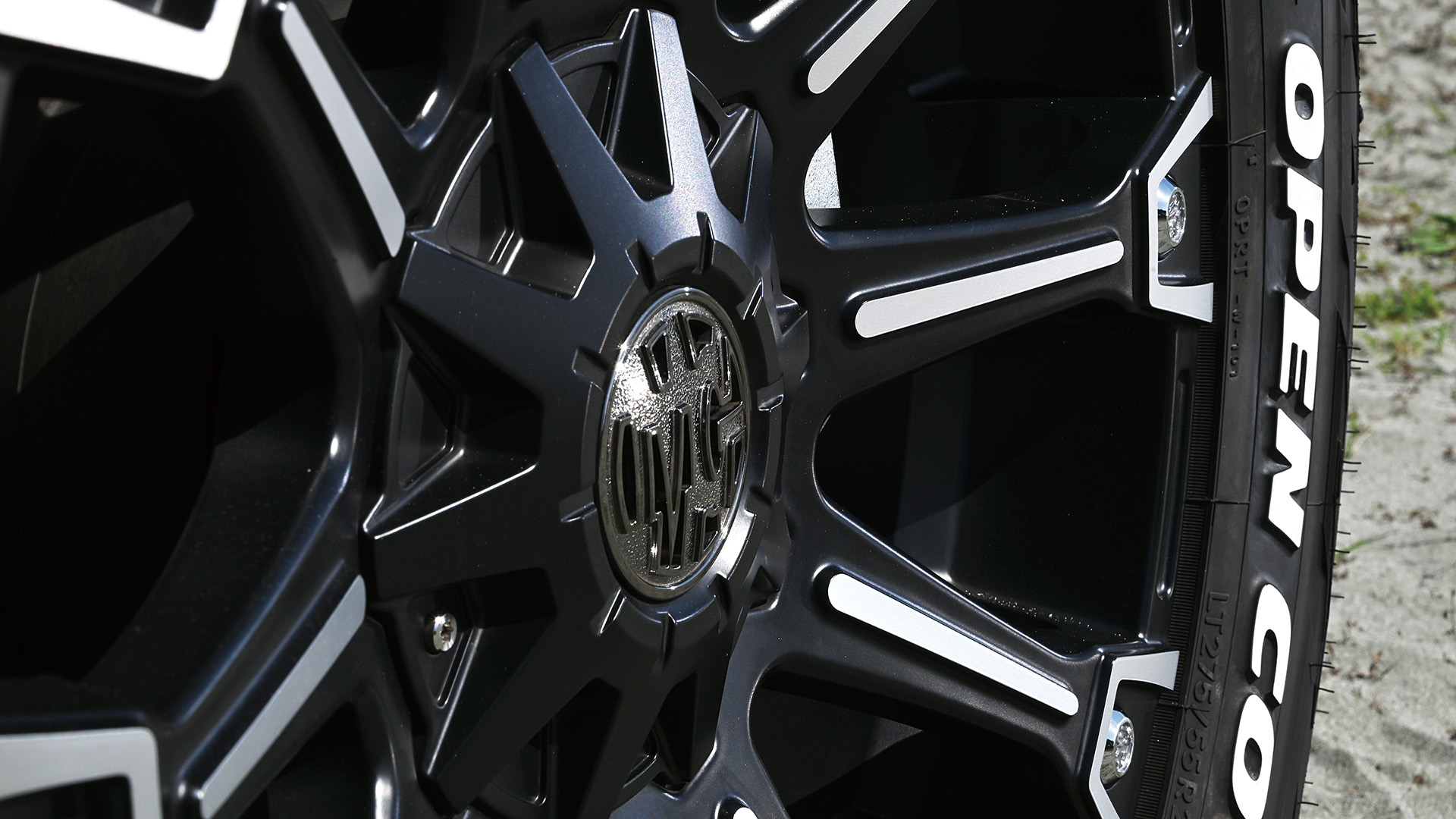 【CRIMSON】どんな表情にも溶け込むトレンドの概念に囚われない傑作「MG MONSTER」｜LETS GO 4WD WEB