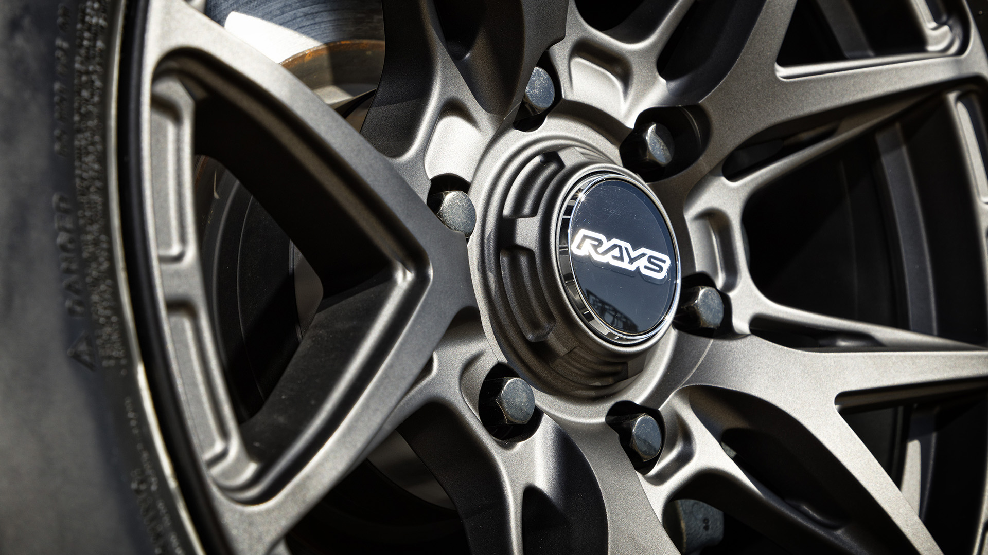 【RAYS】荒地の走りにも強い屈強な設計と街中でも映える造形美「VERRSUS VV21SX」｜LETS GO 4WD WEB