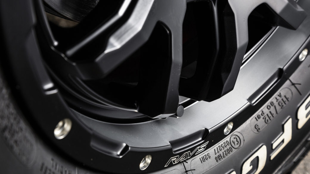 【RAYS】JB64でもJB74でも圧巻のタフさ！深みとコンケイブの6スポーク「TEAM DAYTONA F6 Boost」｜LETS GO 4WD WEB