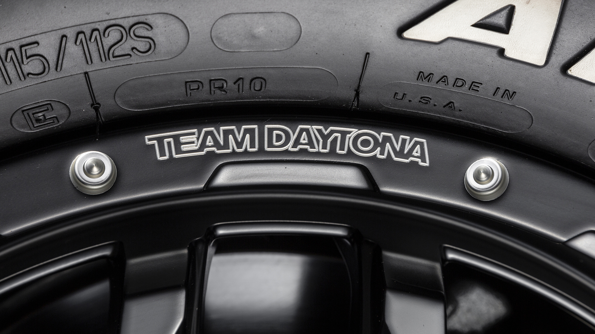 【RAYS】JB64でもJB74でも圧巻のタフさ！深みとコンケイブの6スポーク「TEAM DAYTONA F6 Boost」｜LETS GO 4WD WEB