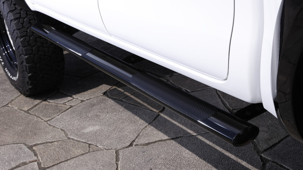 【ELFORD】〝異形丸穴〟ディッシュの国産・鍛造3ピースだからこそのパフォーマンスと個性的なカラーリムで魅せるスタイル「Blood stock」｜LETS GO 4WD WEB