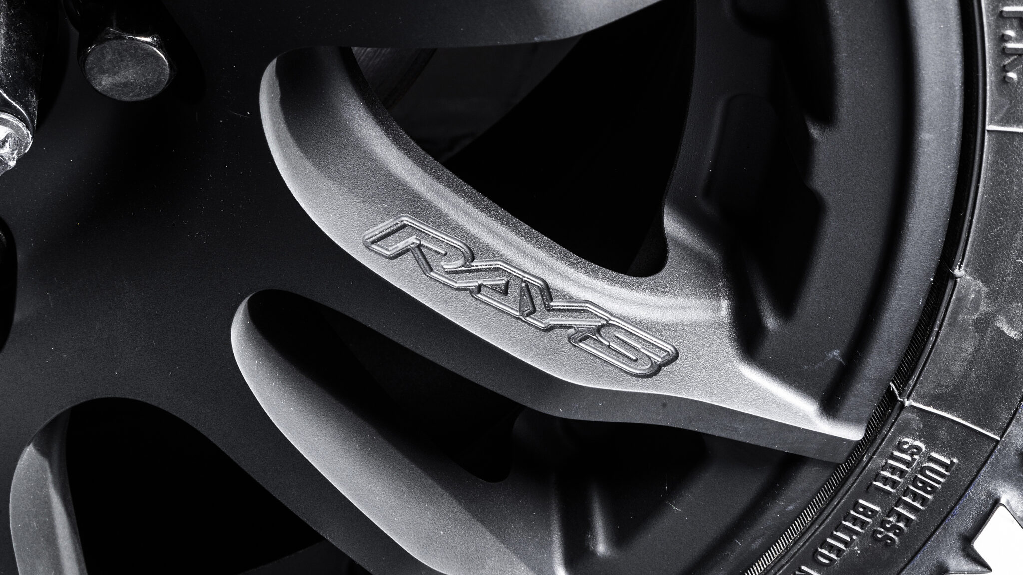 【RAYS】極限の走りに対応する57XRのOFF特化型モデルに待望のジムニーシエラ用16×6.0J+5サイズが誕生｜LETS GO 4WD WEB