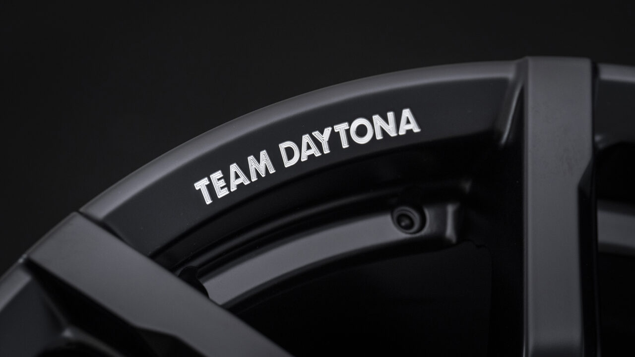 【RAYS】造形美を際立たせる特別なカラーリングの妙「F6 Gain BLACK EDITION」｜LETS GO 4WD WEB