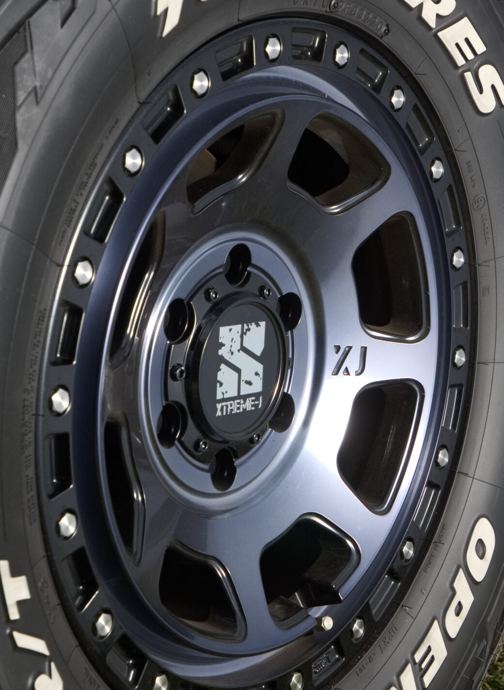 【MLJ】USテイストにトレンドのデザインを融合したことでイマドキのクルマにもマッチする「XTREME-J XJ07」｜LETS GO 4WD WEB