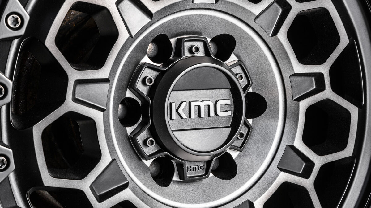 【KMC】足元の迫力が増幅するメカニカルな造形美「KM545 TREK」｜LETS GO 4WD WEB
