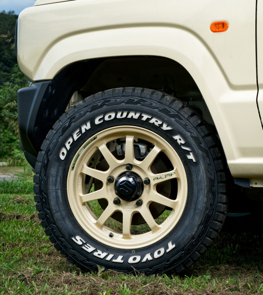 【RAYS】ジムニーのアウトドア度を高めるアースカラーのA・LAP-Jが爆誕！「A・LAP-J DESERT EDITION」｜LETS GO 4WD WEB
