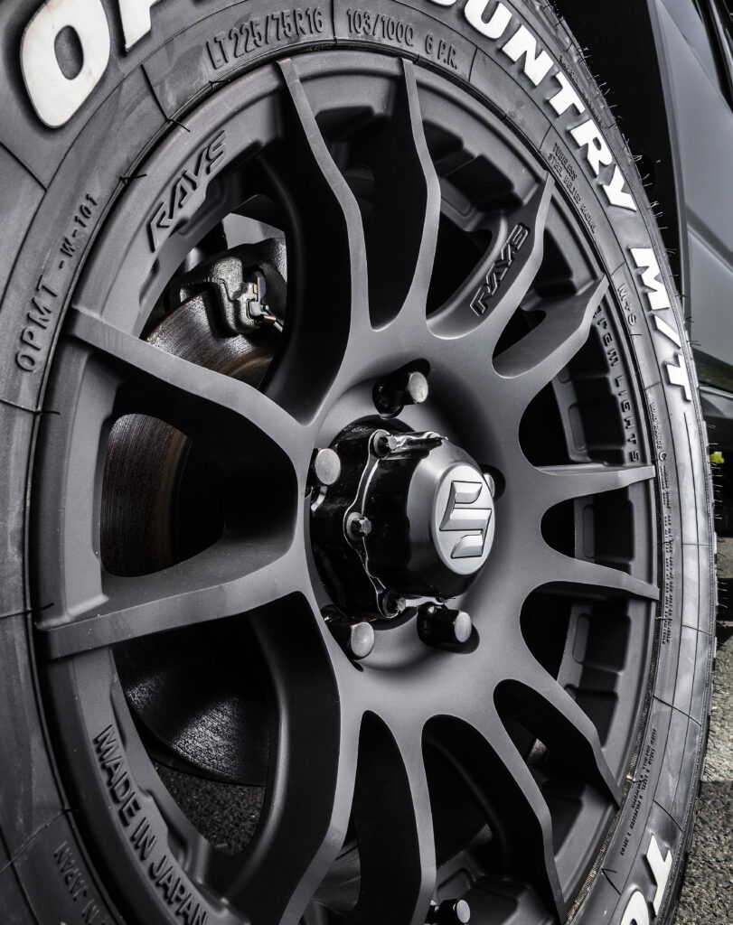 【RAYS】極限の走りに対応するOFF特化型57XR-Xをシエラで堪能する「gramLIGHTS 57XR-X」｜LETS GO 4WD WEB