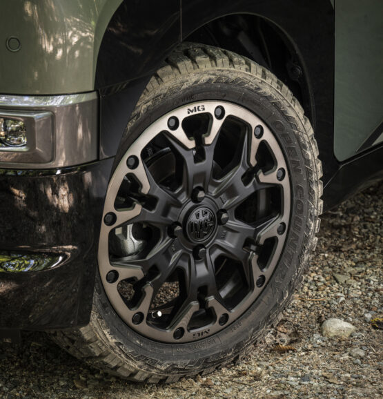 【CRIMSON】MG GOLEMの〝軽〟専用モデル！随一の存在感と圧巻の迫力を誇る「MG GOLEM Jr.」｜LETS GO 4WD WEB