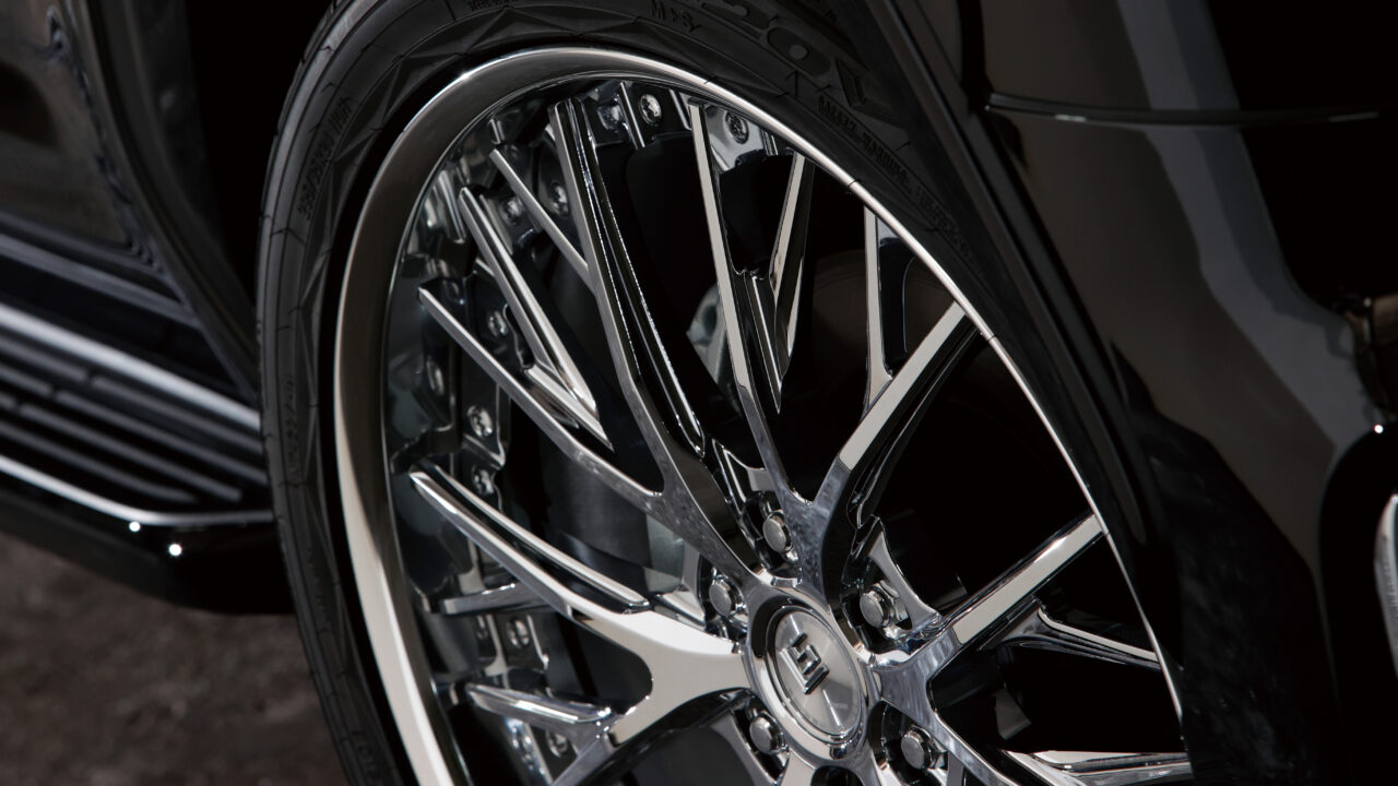 【WORK】際立つ存在感を主張しつつ機能や軽さも徹底的に追求する「LS VAJRA SUV」｜LETS GO 4WD WEB