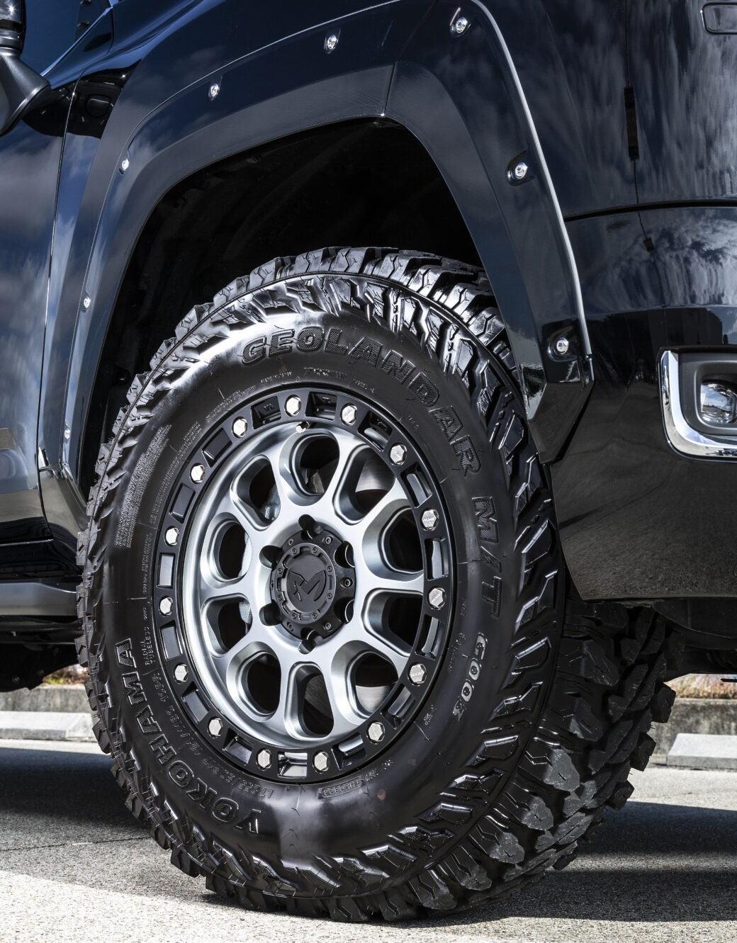 【MKW】無骨さを増幅させる17インチの逞しい足元「M204」｜LETS GO 4WD WEB