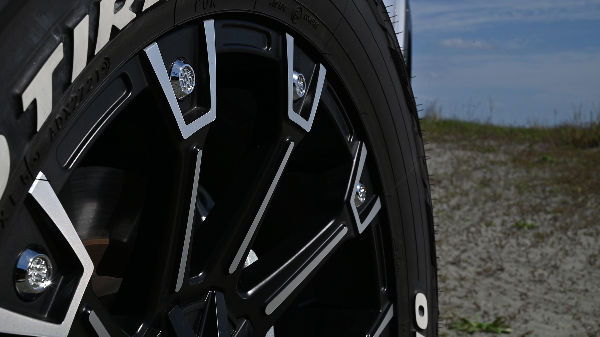 【CRIMSON】本格4WDらしさを引き出す、揺るぎない造形美「MG MONSTER」｜LETS GO 4WD WEB