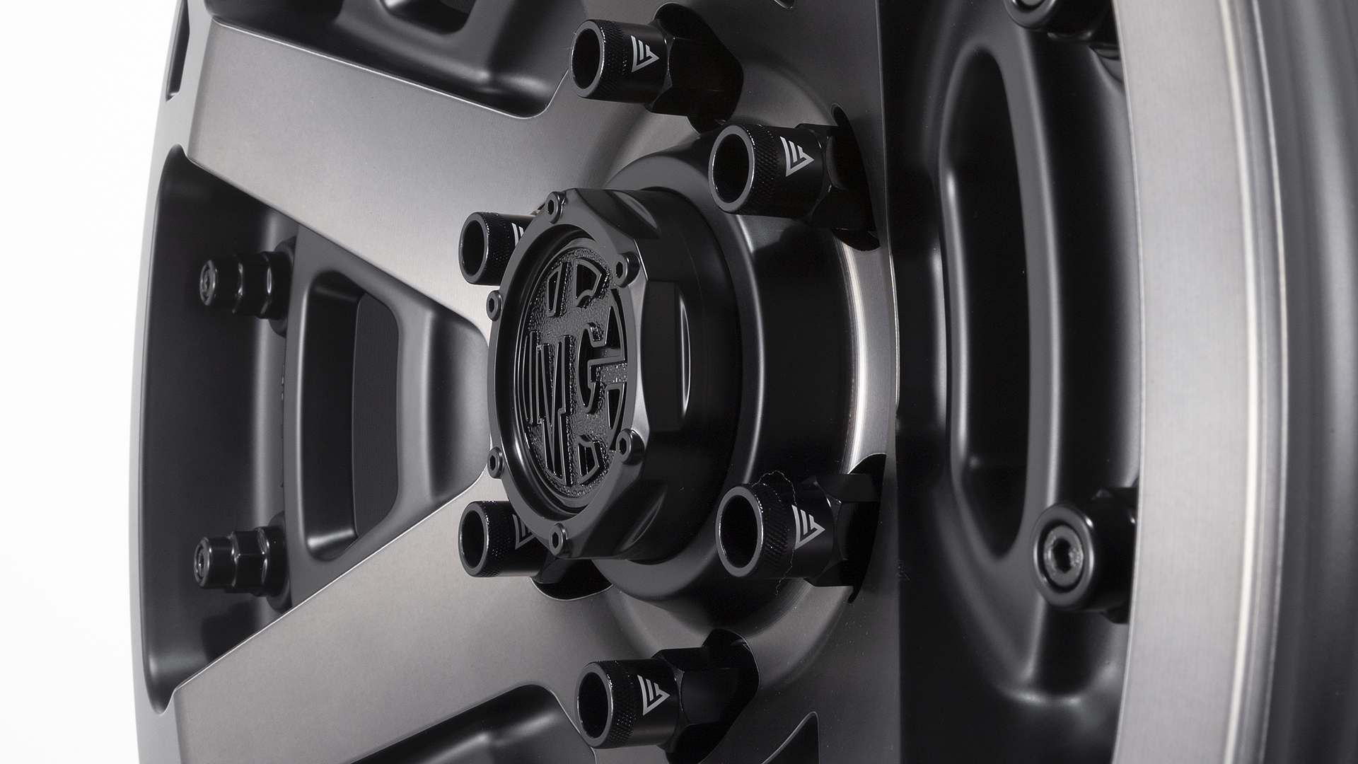 【CRIMSON】骨太スポークとアーマーボルトが生む〝タフ〟な最新「MG ARMOR FF」｜LETS GO 4WD WEB