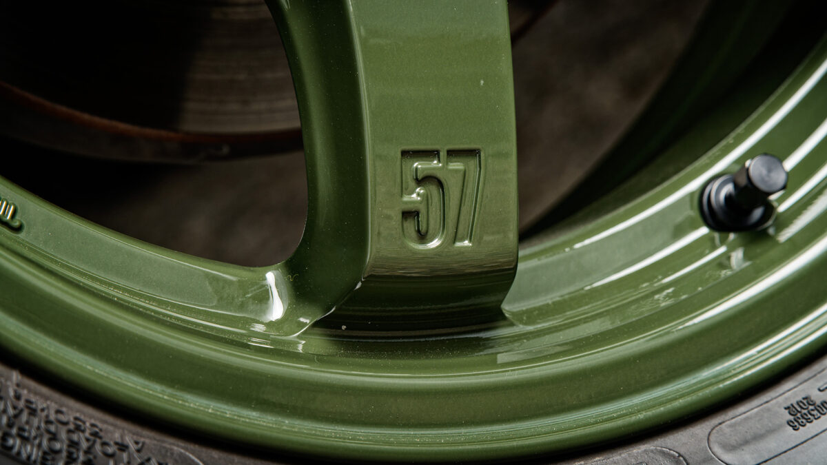 【RAYS】走りを追求する57DR-Xの新作！話題の限定色ジャングルグリーンが登場「gram LIGHTS 57DR-X」｜LETS GO 4WD WEB