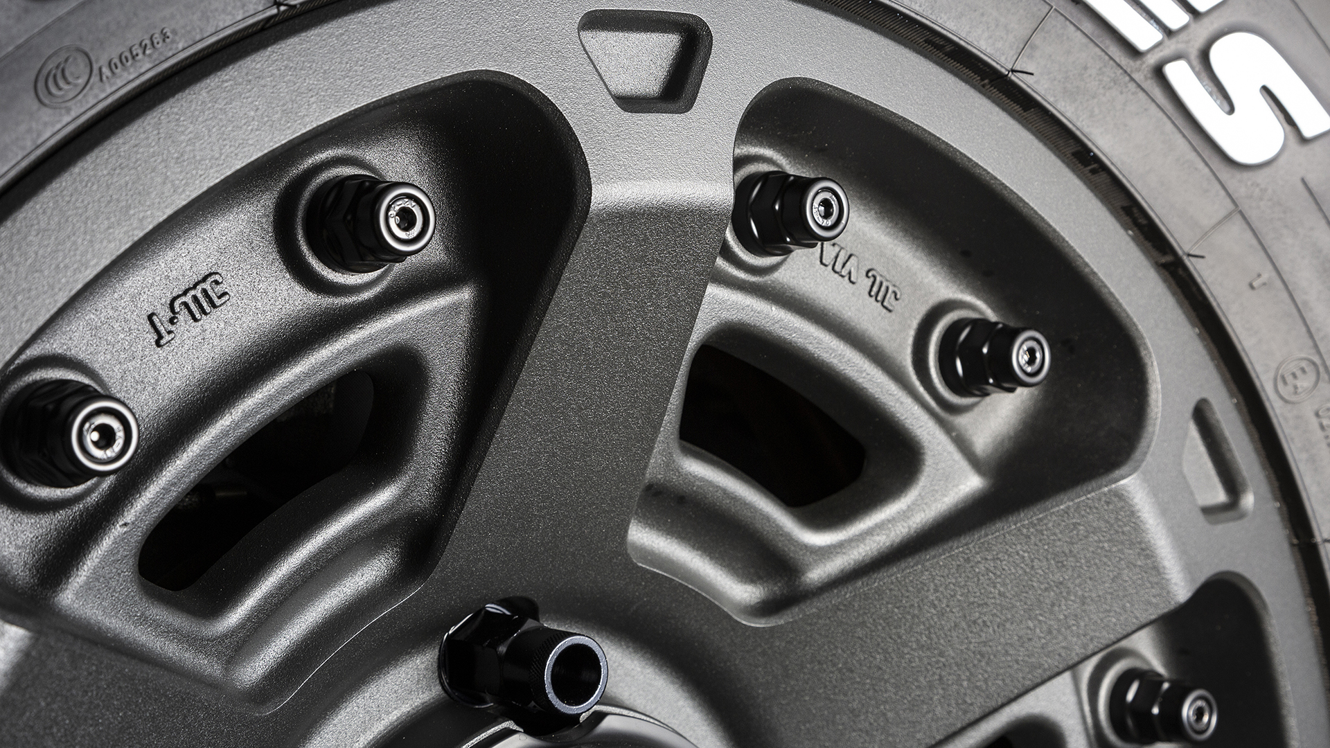 【CRIMSON】強靭でアグレッシブなフォルムとそこから想像できない軽さを誇る！「MG ARMOR FF」｜LETS GO 4WD WEB