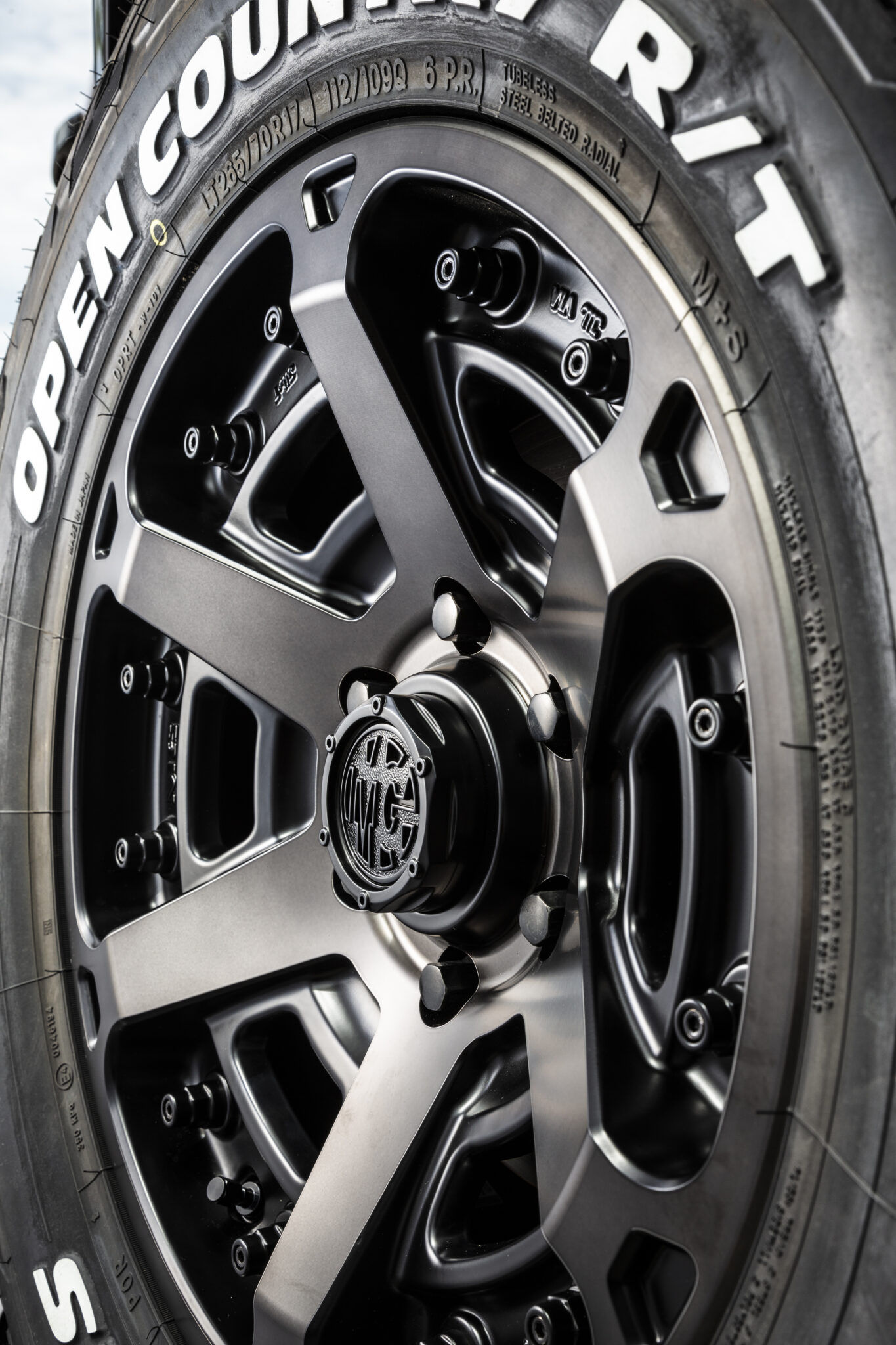 【CRIMSON】タフさを物語るARMOR BOLTの存在感で軍用車両のヘビーデューティー感を漲らせる「MG ARMOR FF」｜LETS GO 4WD WEB