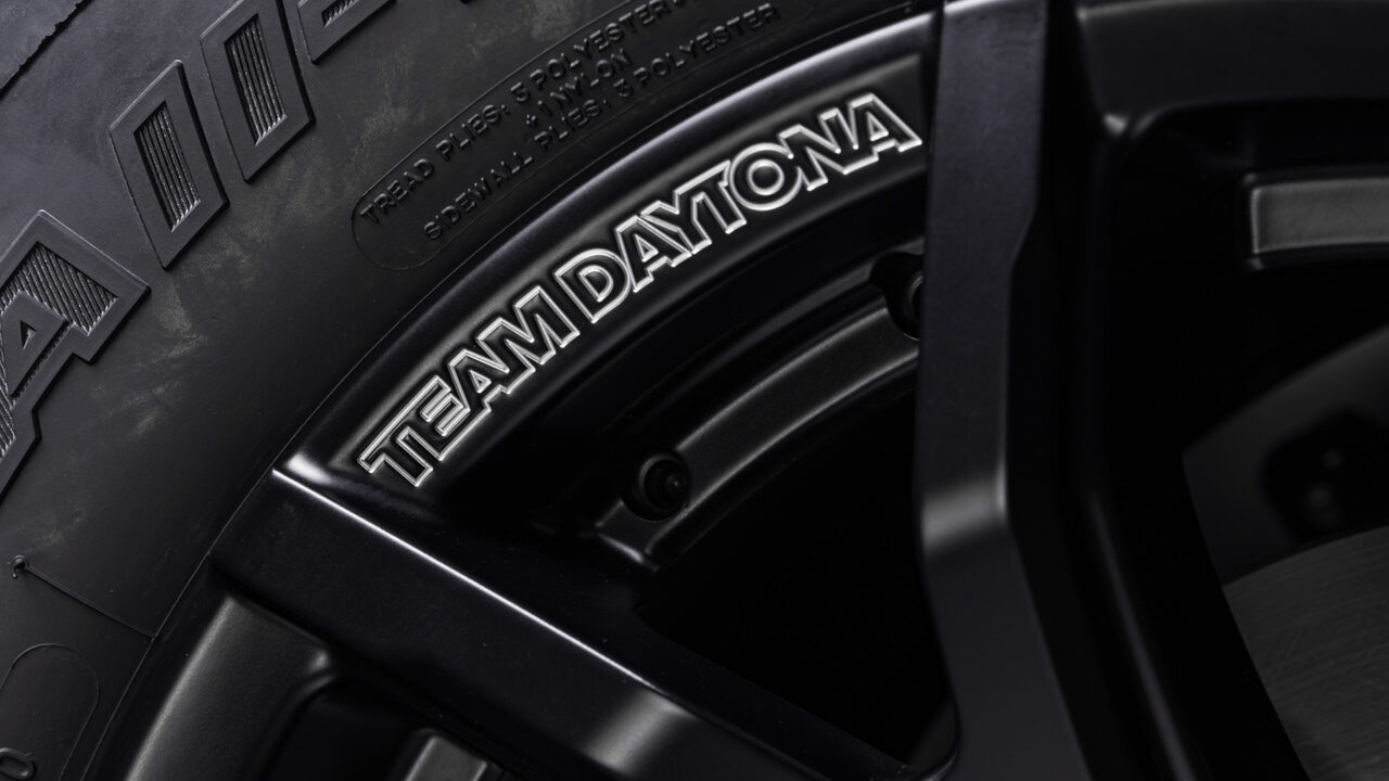 【RAYS】洗練された高級感を生み出すロングスポーク＆コンケイブ「TEAM DAYTONA F6 Gain BLACK EDITION」｜LETS GO 4WD WEB