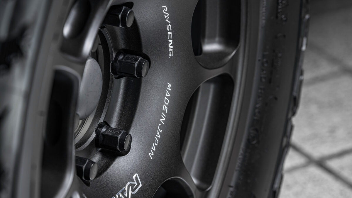 【RAYS】トライトンのキャラクターにも相通じる圧倒的な軽さとタフな機動性を秘めた逸品「VOLK RACING ZE40X 」｜LETS GO ...