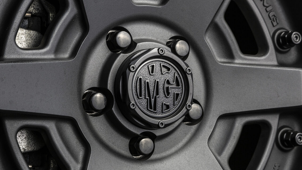 【CRIMSON】圧倒的なミリタリーフォルムが際立つ最新作「MG ARMOR FF」｜LETS GO 4WD WEB