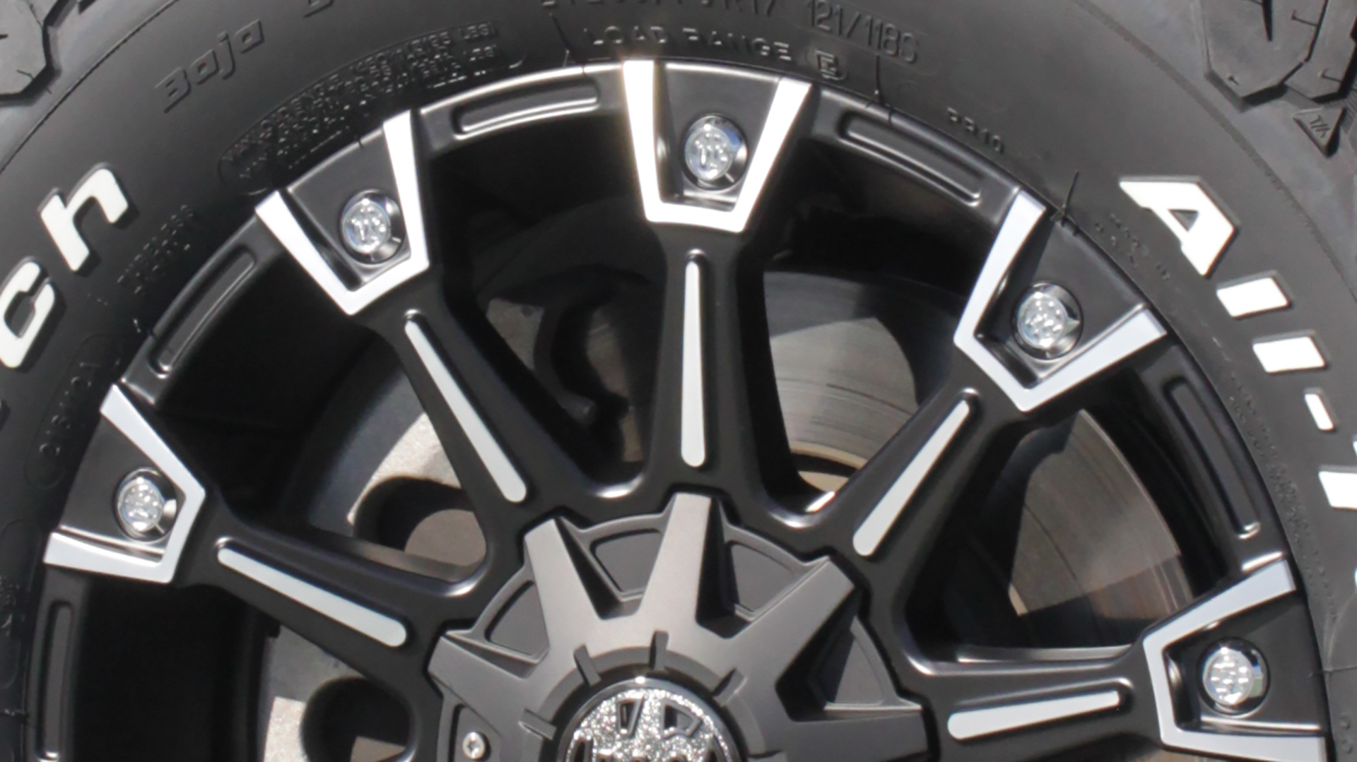 【CRIMSON】メカニカルな存在感を放つデザイン「MG MONSTER」｜LETS GO 4WD WEB