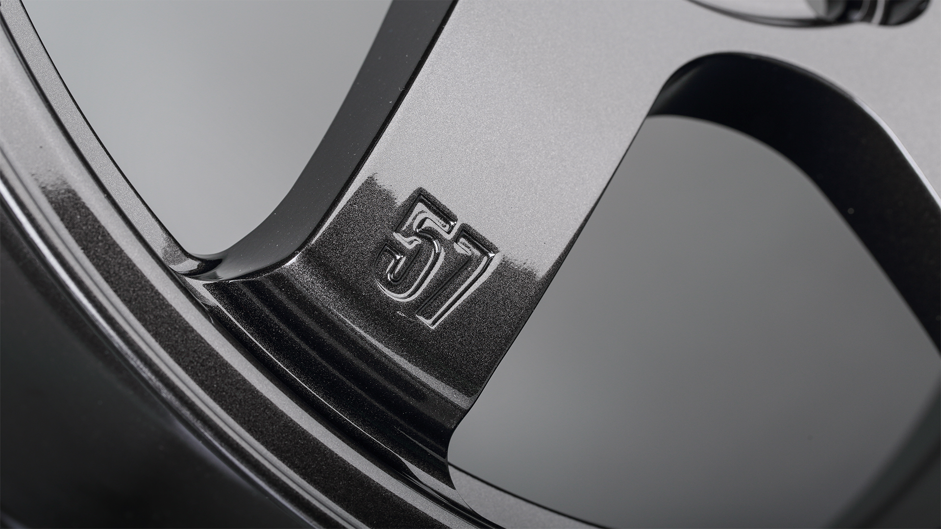 【RAYS】ランドクルーザーにベストマッチな攻めのサイズで逞しさを演出「gramLIGHTS 57DR-X」｜LETS GO 4WD WEB