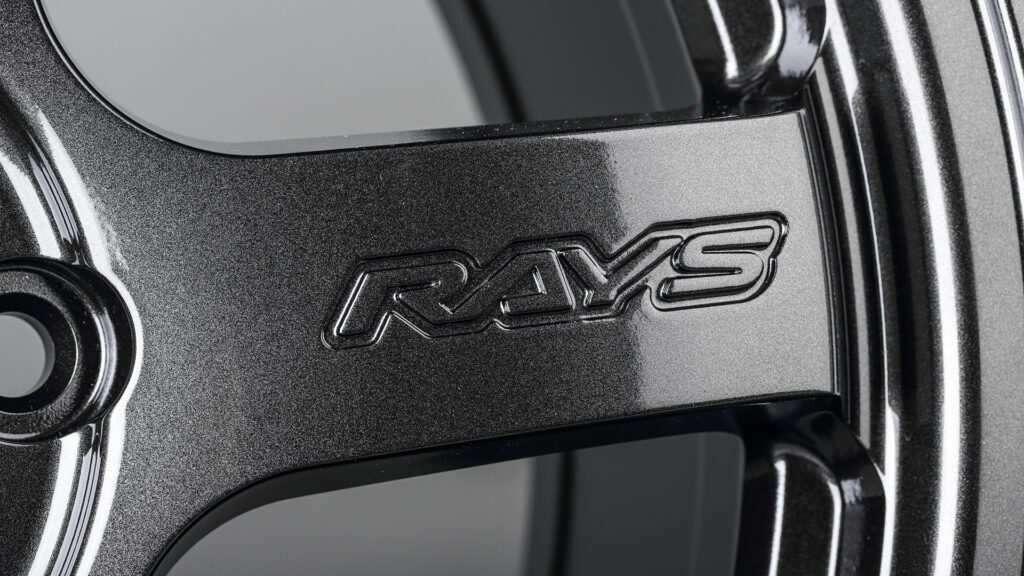 【RAYS】ランドクルーザーにベストマッチな攻めのサイズで逞しさを演出「gramLIGHTS 57DR-X」｜LETS GO 4WD WEB