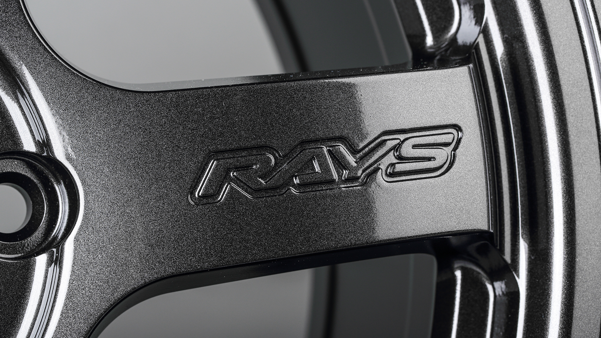 【RAYS】ランドクルーザーにベストマッチな攻めのサイズで逞しさを演出「gramLIGHTS 57DR-X」｜LETS GO 4WD WEB