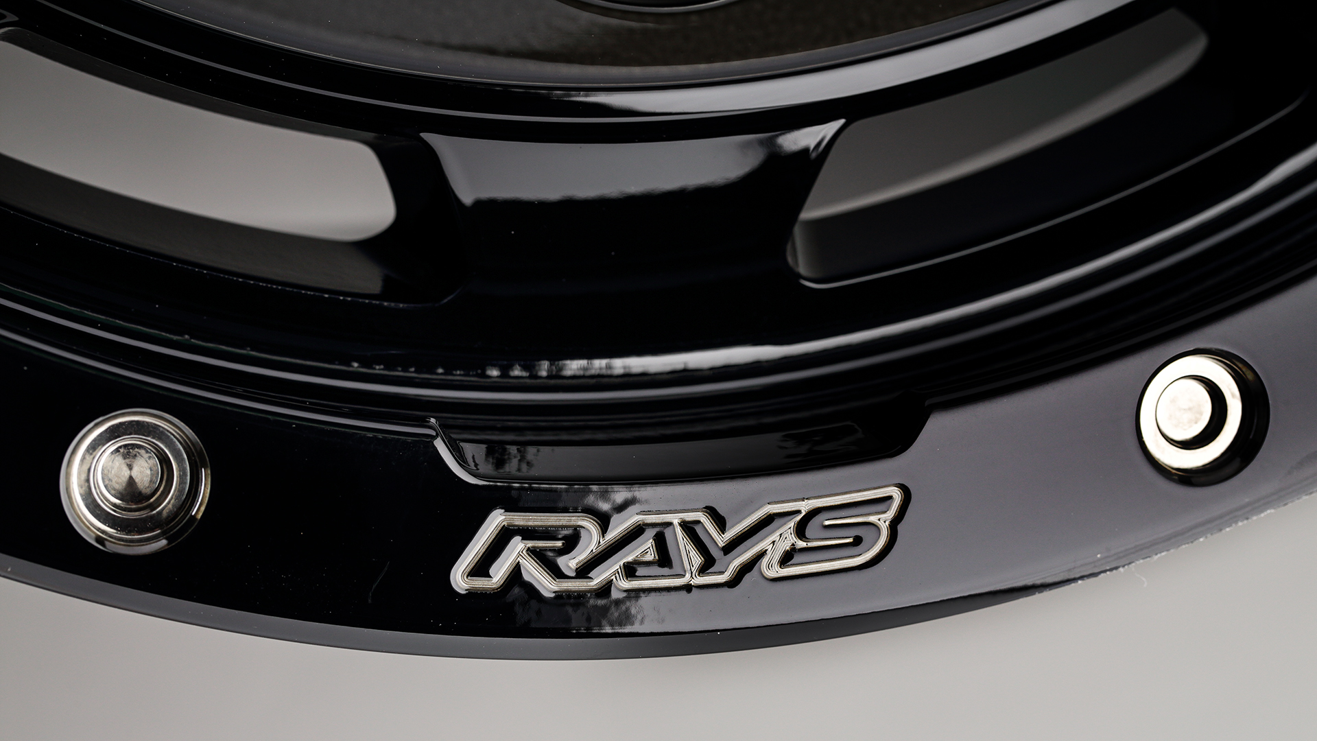 【RAYS】秀逸なデザインから生まれるギア感たっぷりの造形が王道のオフロードスタイルをさらに昇華させる「TEAM DAYTONA D9 ...