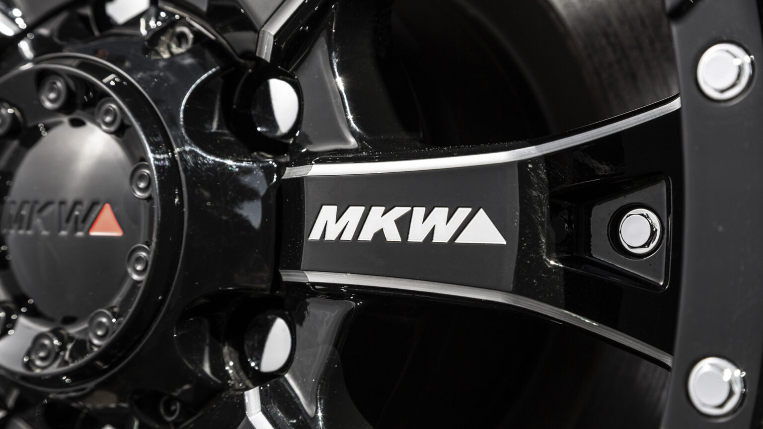 【MKW】オリジナルフェンダーをセットすれば17インチ装着で肉厚タイヤを装着可！「MK‐46 M/L+」｜LETS GO 4WD WEB