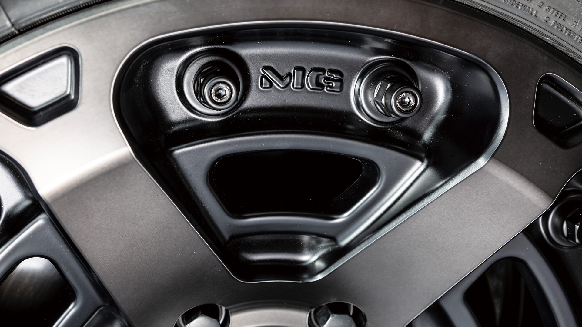 【CRIMSON】タフで強靭なARMOR FFに強烈な衝撃を加えるアーマーボルト「MG ARMOR FF」｜LETS GO 4WD WEB